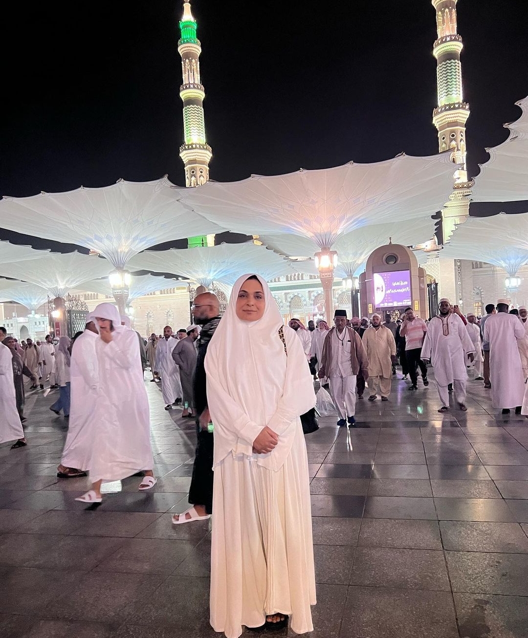 Heavy Public Criticism on Meera For Filming Her Namaz Video in Masjid E ...