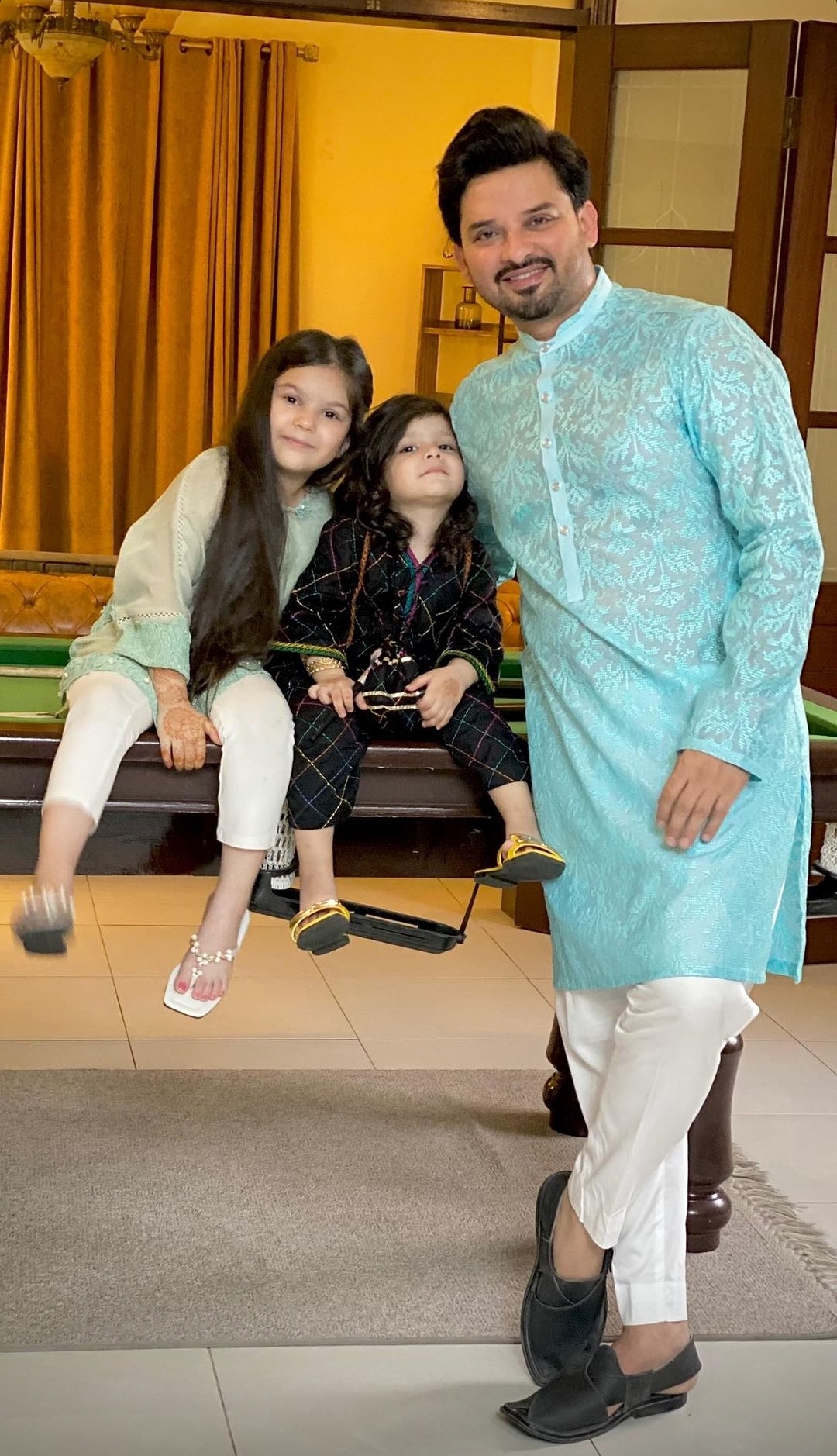 Actor Noman Habib Eid Pictures With His Family | Reviewit.pk