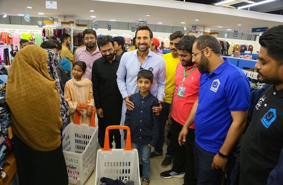 Popular Celebrities Who Are Busy Doing Charity This Ramazan | Reviewit.pk