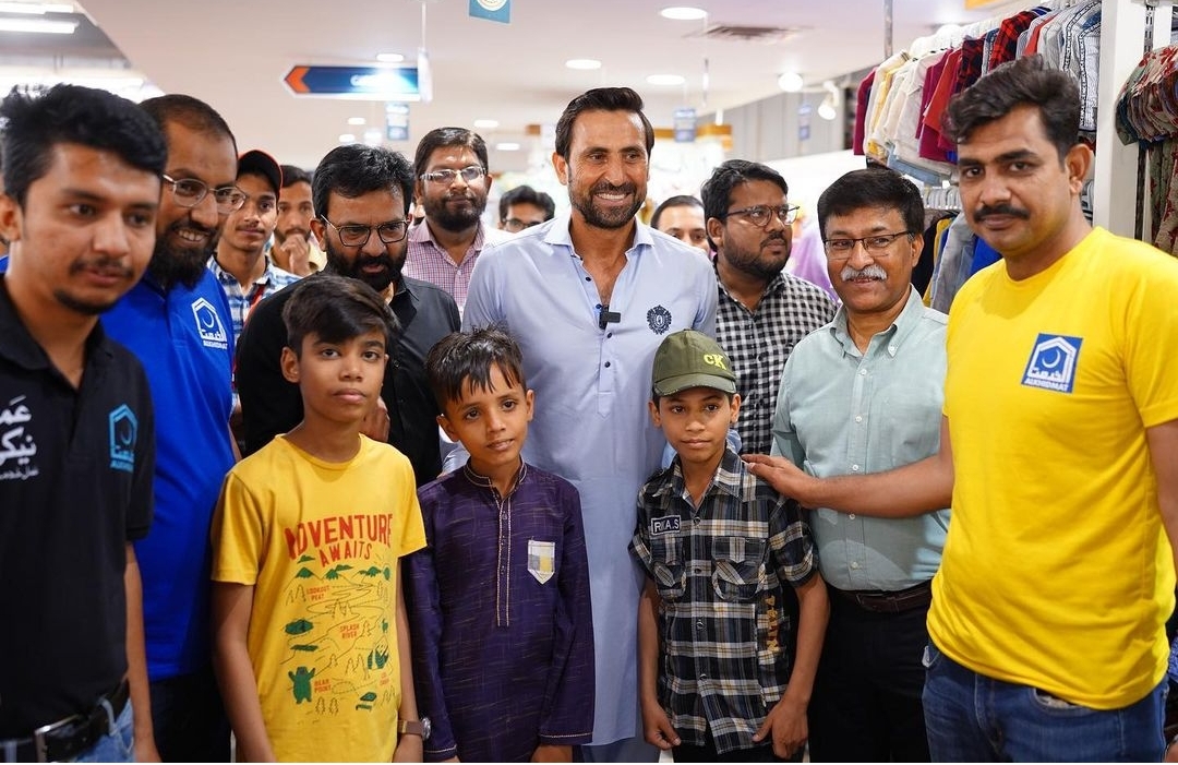 Popular Celebrities Who Are Busy Doing Charity This Ramazan | Reviewit.pk