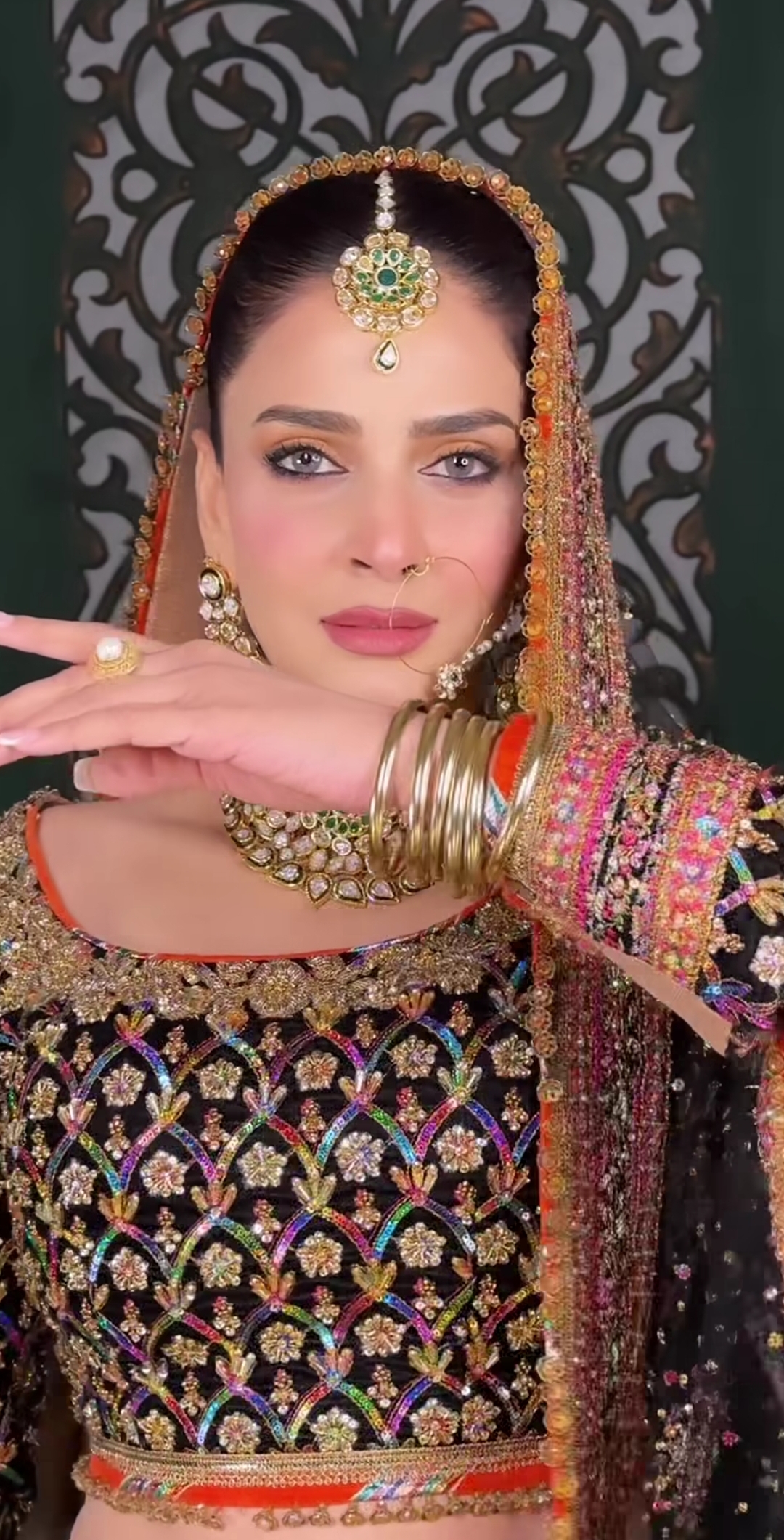 Saba Qamar's Royal Bridal Look Adored By Fans | Reviewit.pk