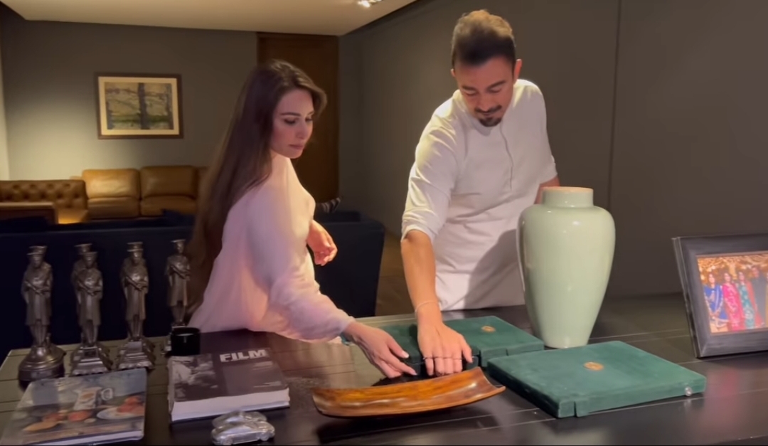 Shaan Shahid Gives a Short Home Tour With Reema Khan | Reviewit.pk