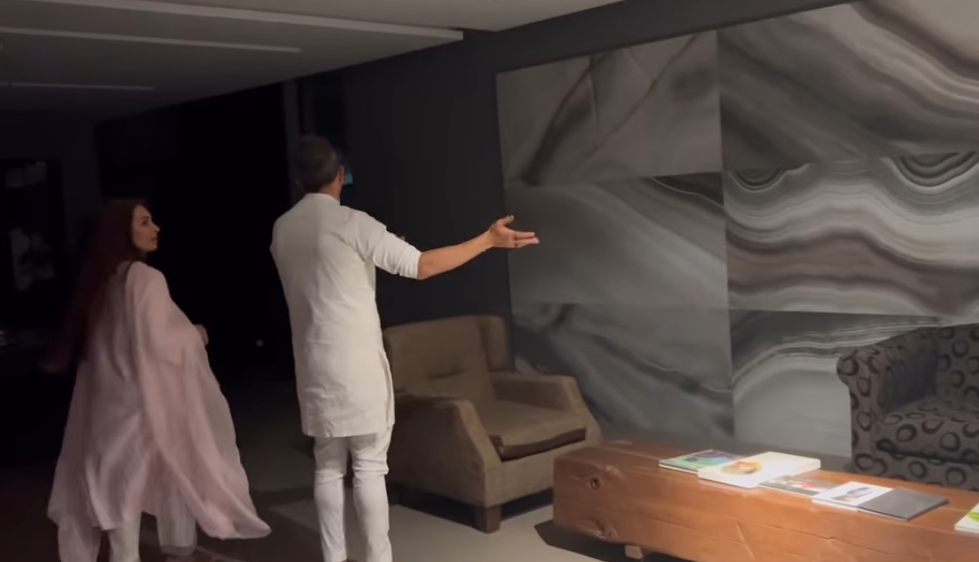 Shaan Shahid Gives a Short Home Tour With Reema Khan | Reviewit.pk