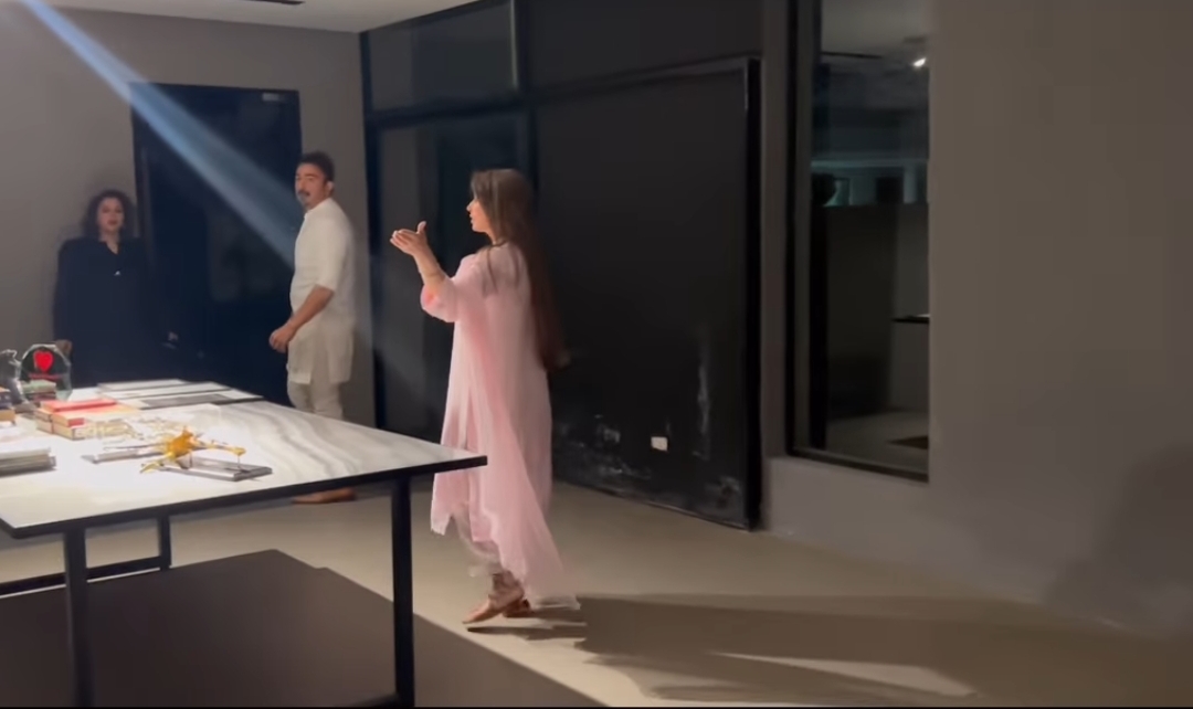 Shaan Shahid Gives a Short Home Tour With Reema Khan | Reviewit.pk