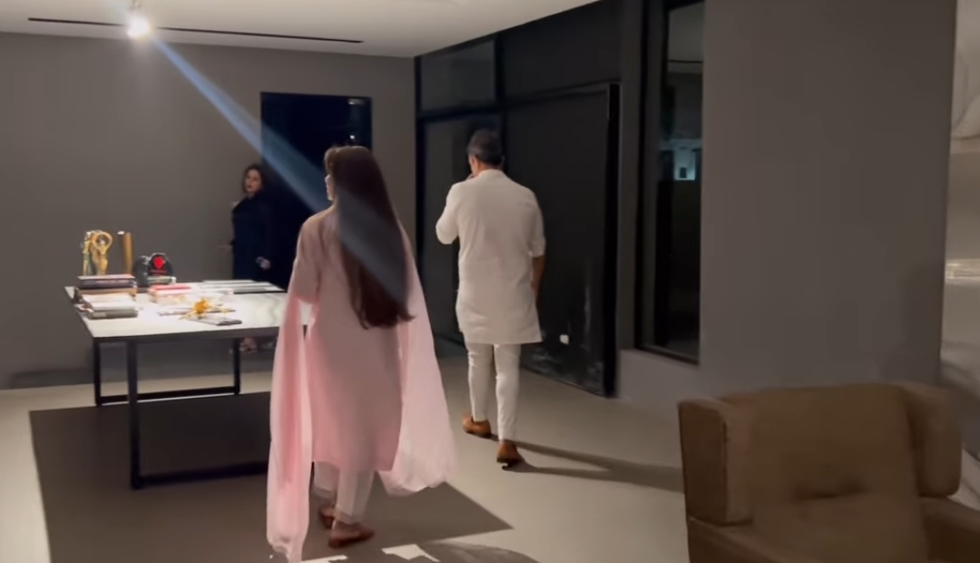 Shaan Shahid Gives a Short Home Tour With Reema Khan | Reviewit.pk