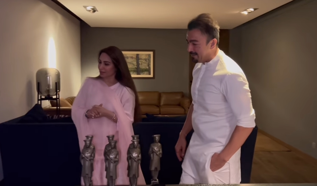 Shaan Shahid Gives a Short Home Tour With Reema Khan | Reviewit.pk