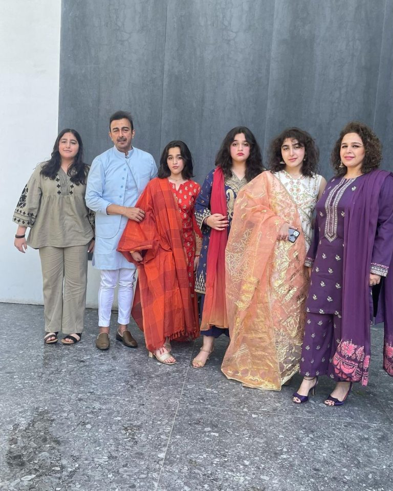 Shaan Shahid Eid Pictures With His Adorable Family | Reviewit.pk
