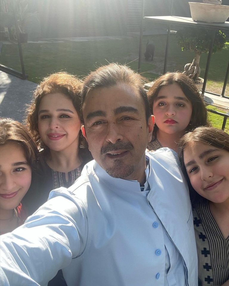 Shaan Shahid Eid Pictures With His Adorable Family | Reviewit.pk