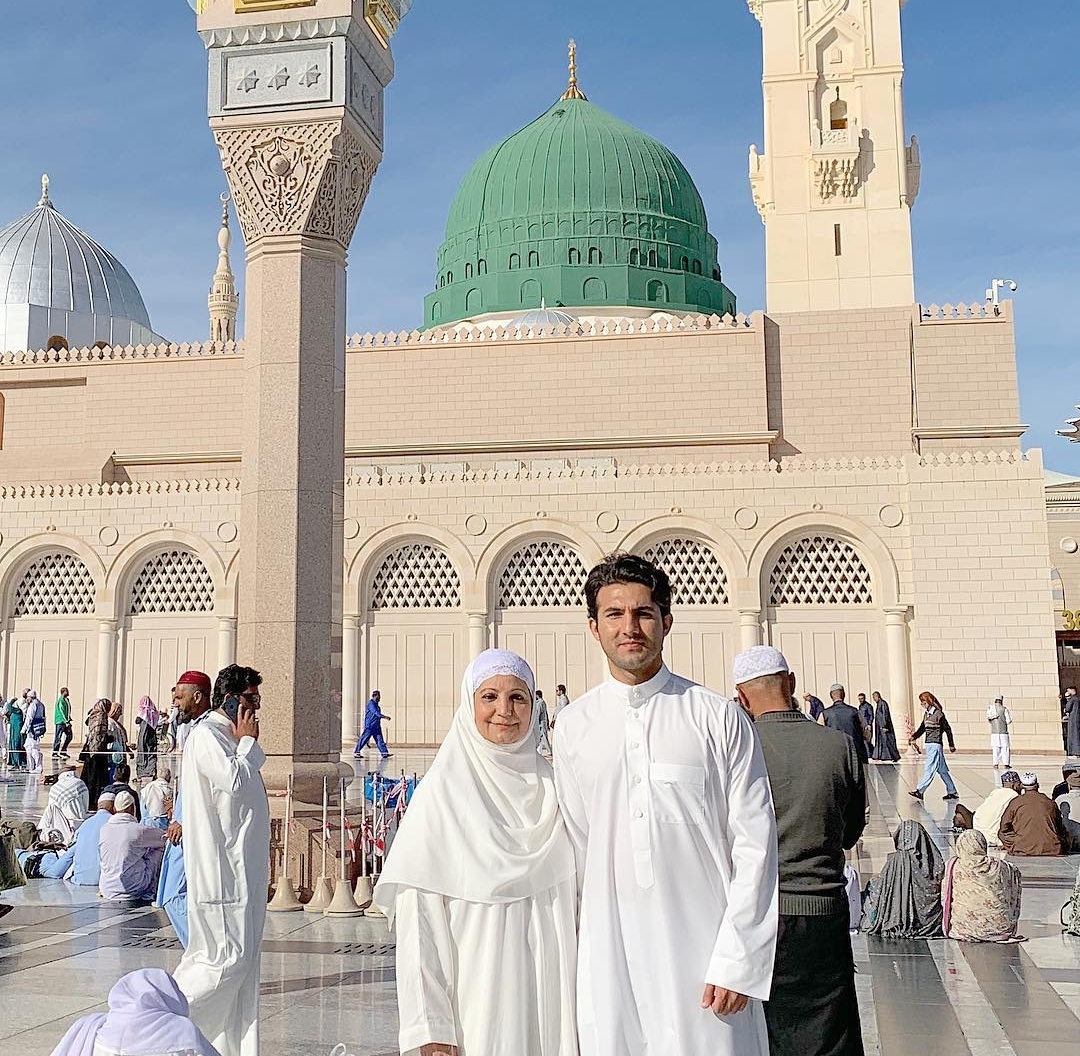 Shahroz Sabzwari Wishes Birthday to Mother Safina | Reviewit.pk