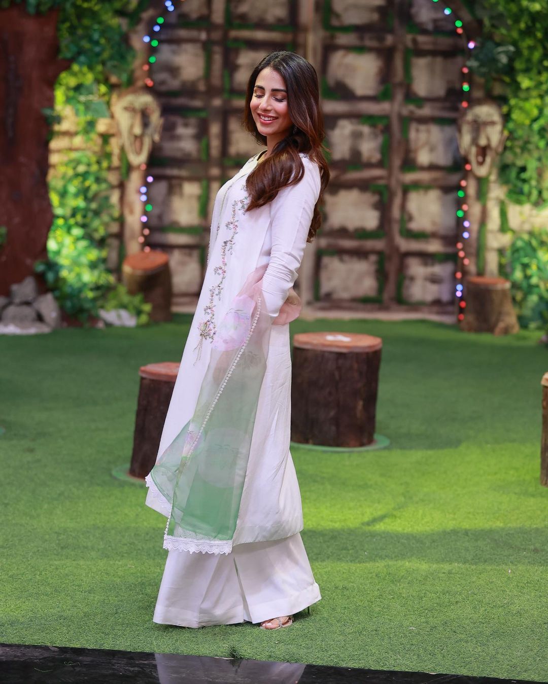 Ushna Shah Shares Her Beautiful Looks From JPL Ramzan Special | Reviewit.pk