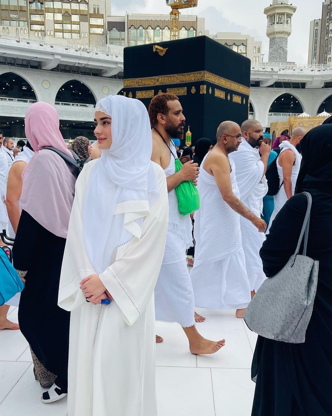 Alyzeh Gabol Shares Pictures From Umrah Journey | Reviewit.pk