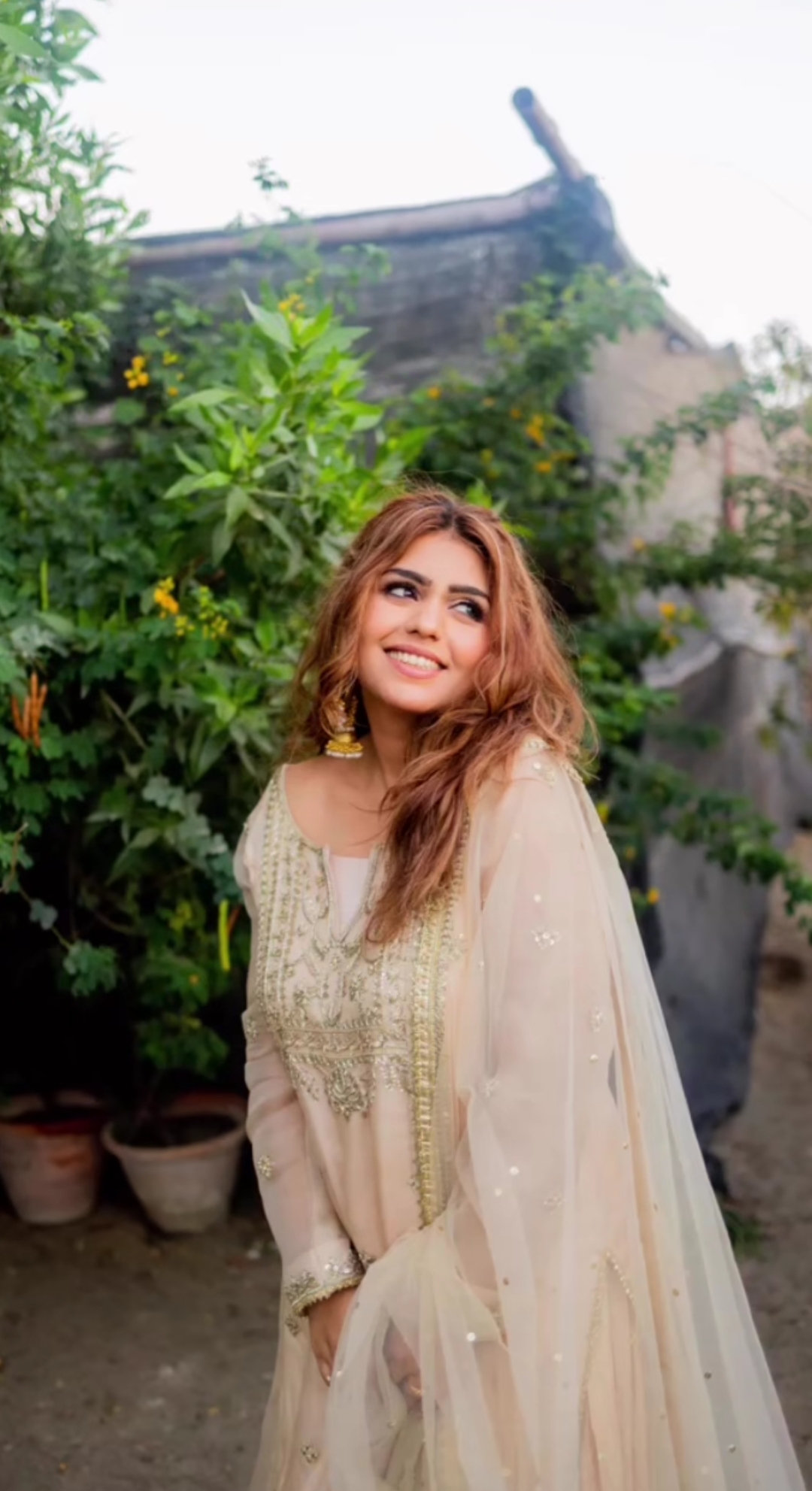 Suno Chanda Fame Gorgeous Anumta Qureshi New Family Pictures | Reviewit.pk