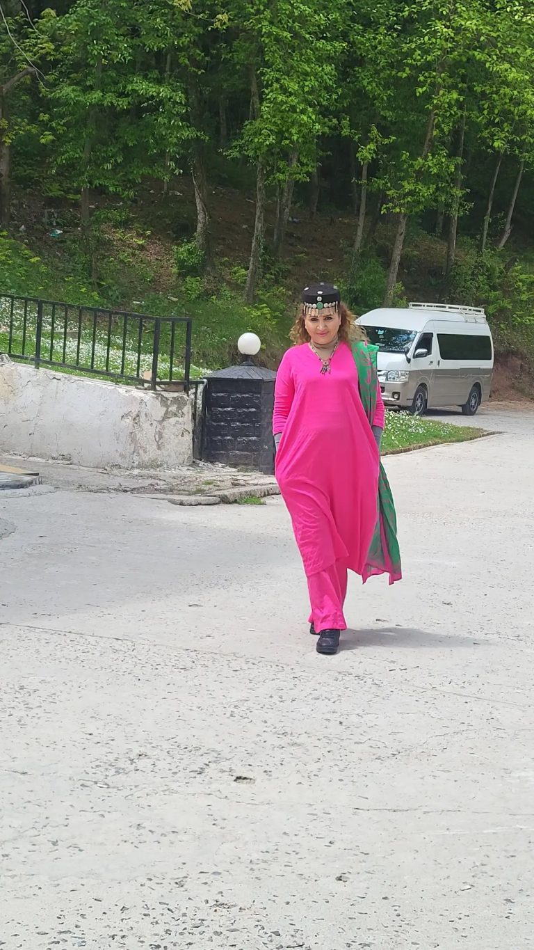 Asma Abbas Shares Beautiful Pictures With Family From Murree | Reviewit.pk