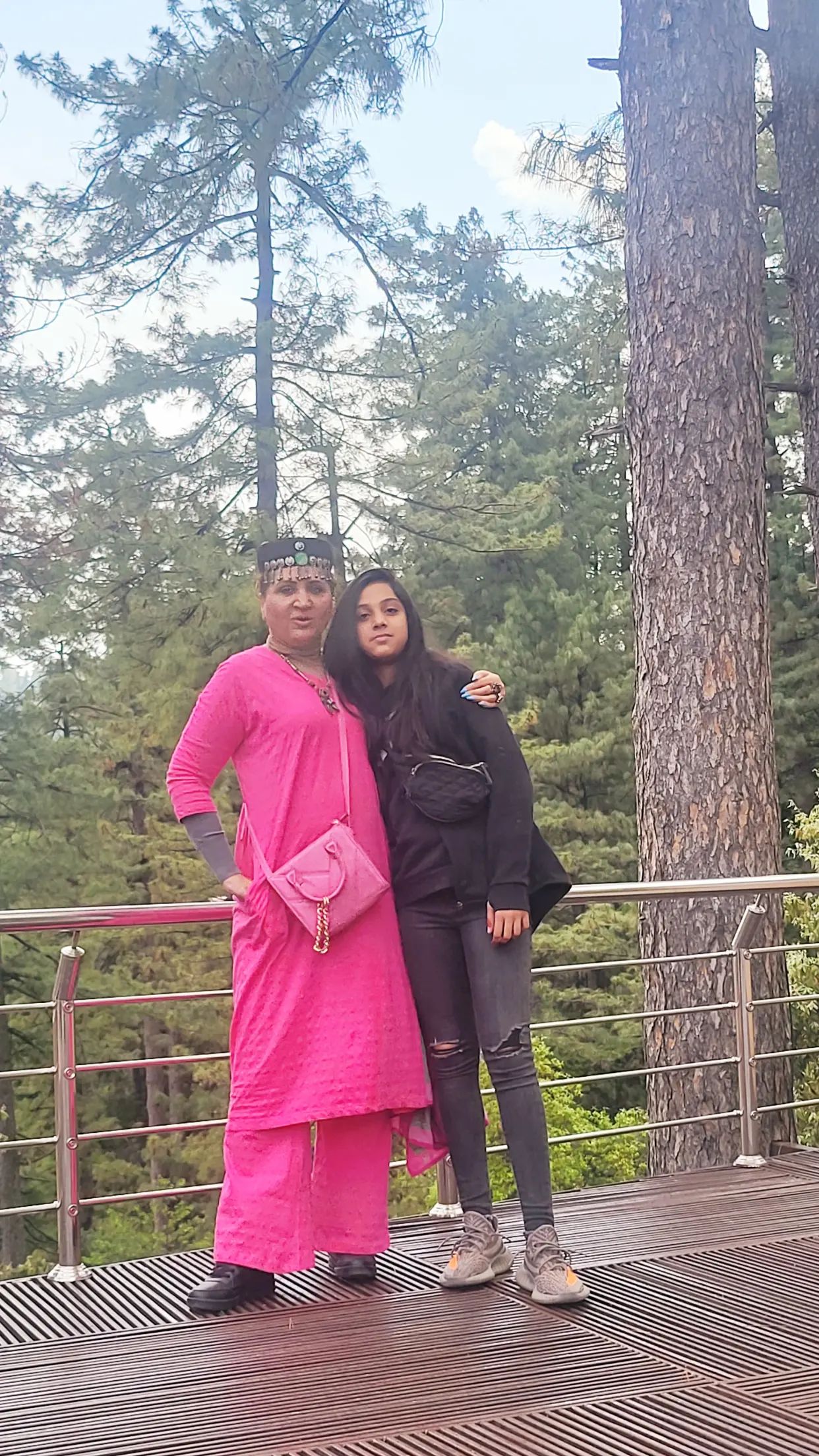 Asma Abbas Shares Beautiful Pictures With Family From Murree | Reviewit.pk