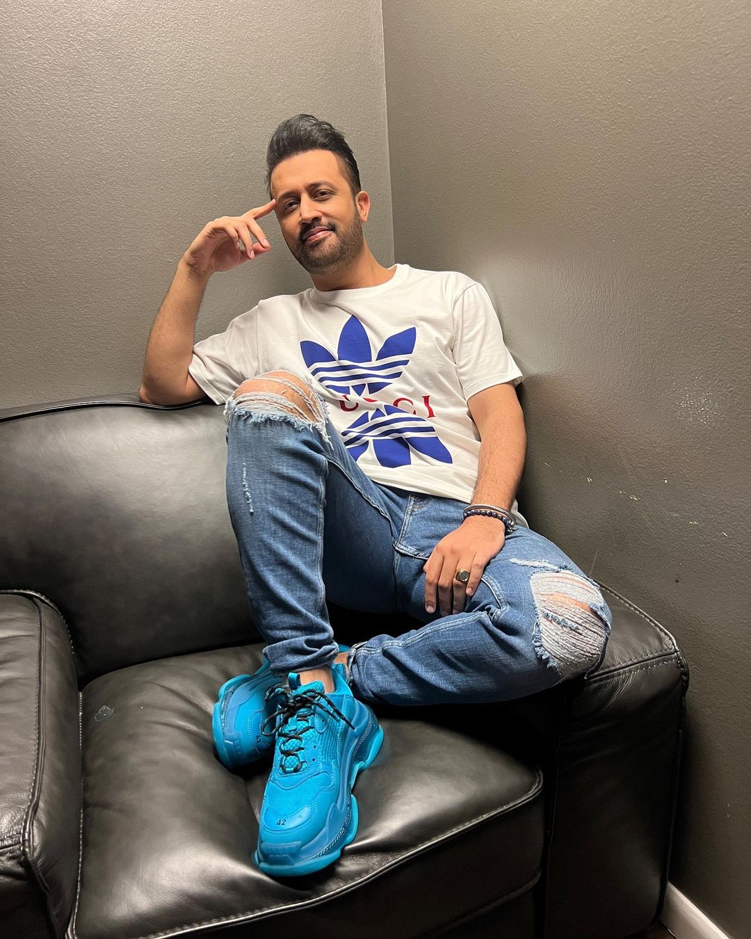 Atif Aslam's Video Outside Hospital Leaked By Staff | Reviewit.pk