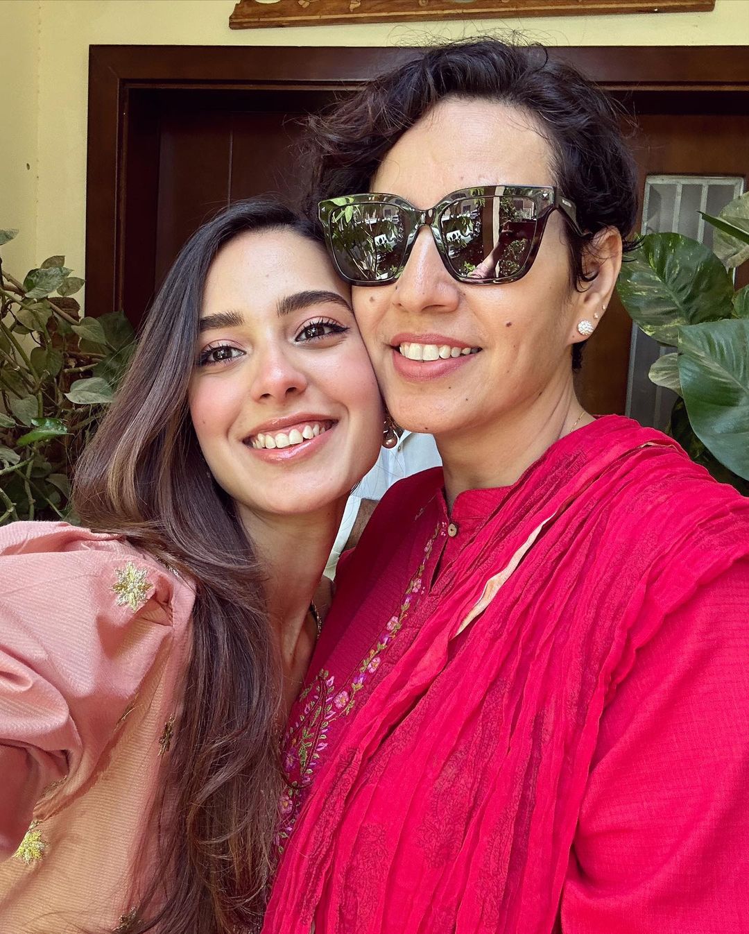 Iqra Aziz and Yasir Hussain Pictures with Family from Eid UL Fitr Day 1 ...