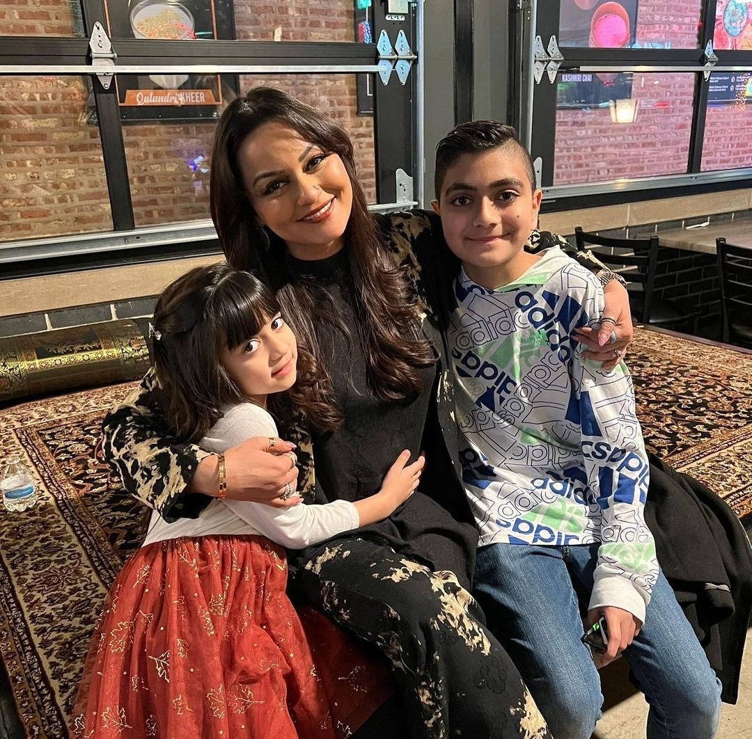 Juvaria Abbasi New Adorable Pictures With Daughter Anzela Abbasi ...