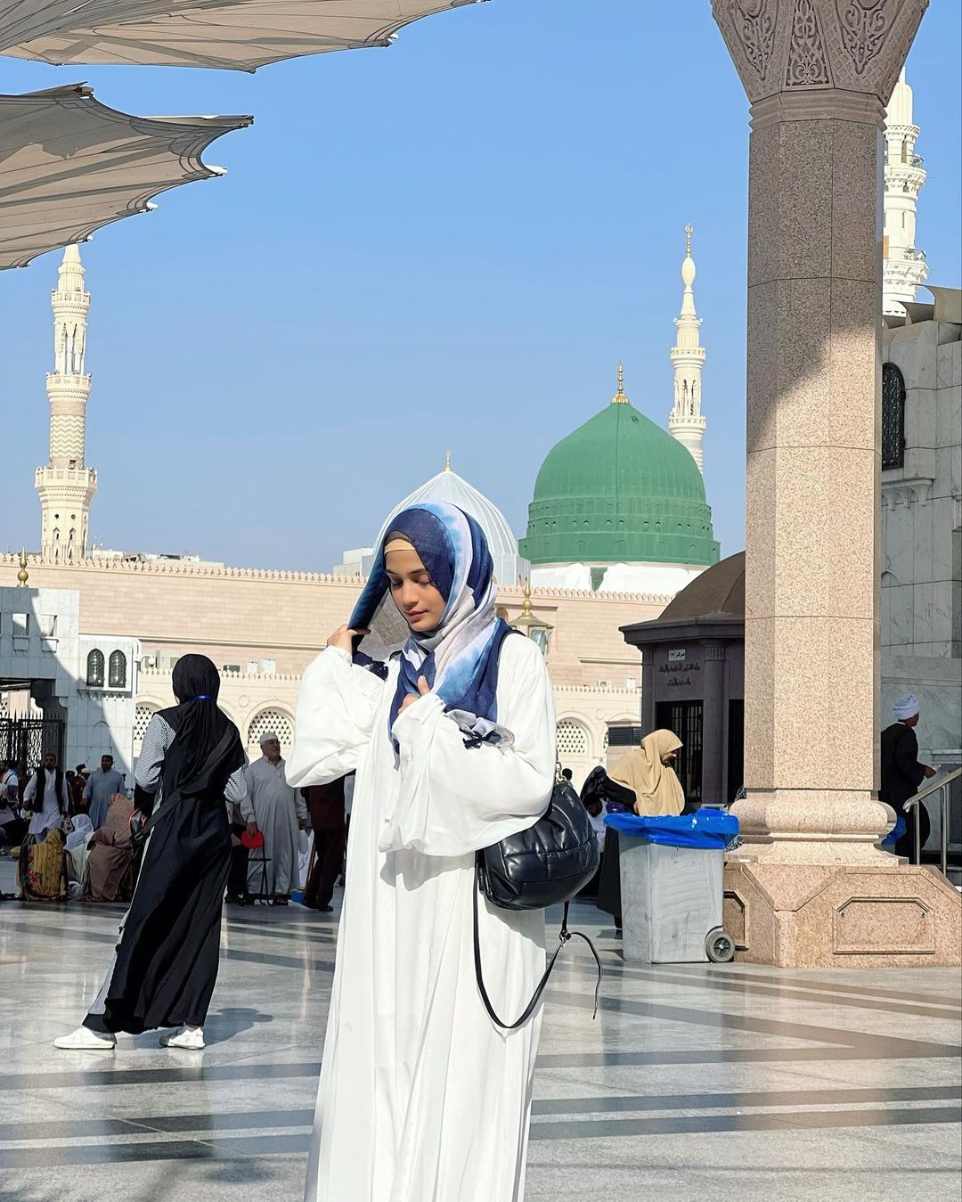 Laiba Khan Shares Her Surreal Umrah Experience | Reviewit.pk
