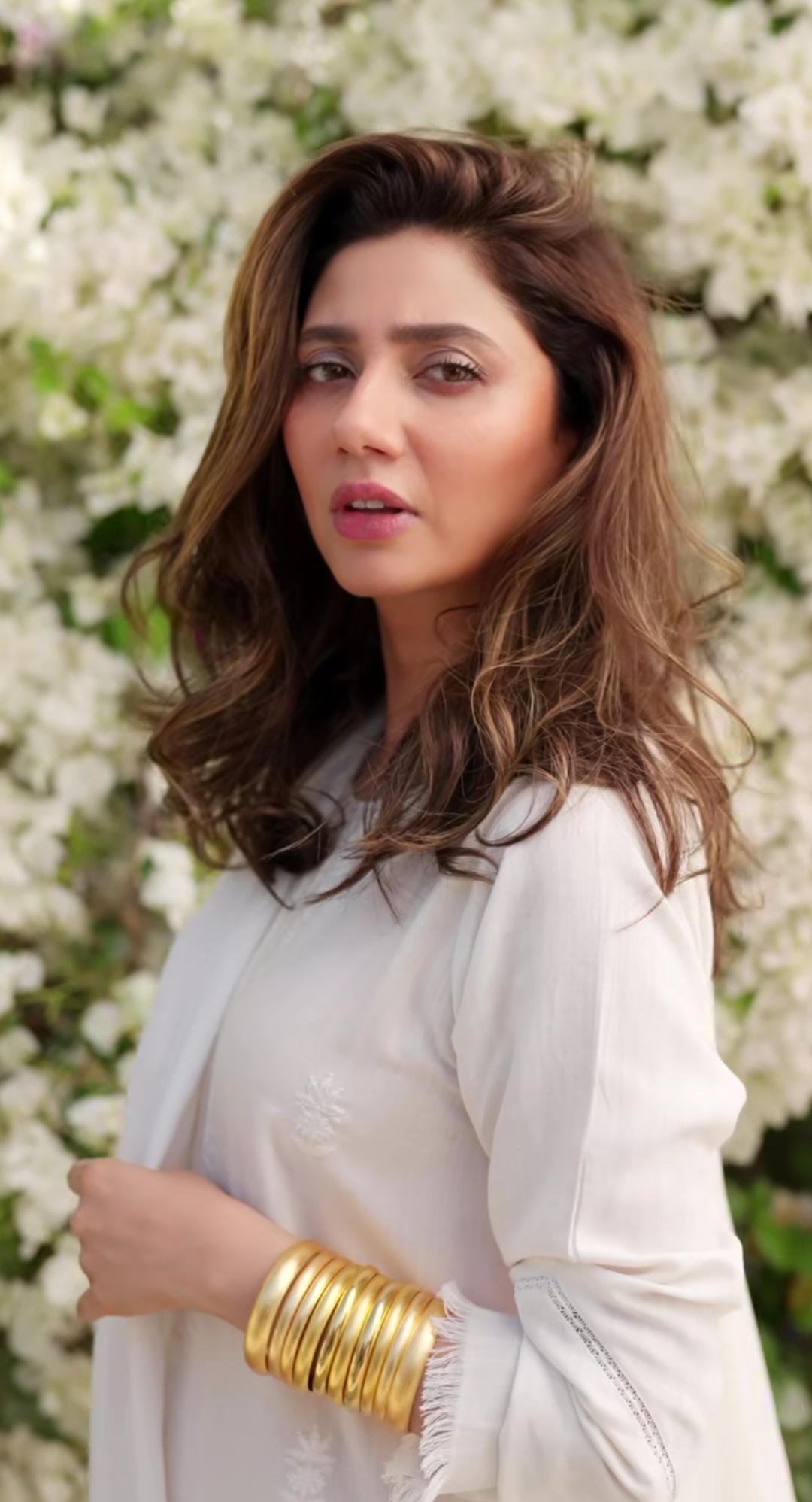 Simple & Elegant Eid Look Ideas By Mahira Khan in Her White & Black ...