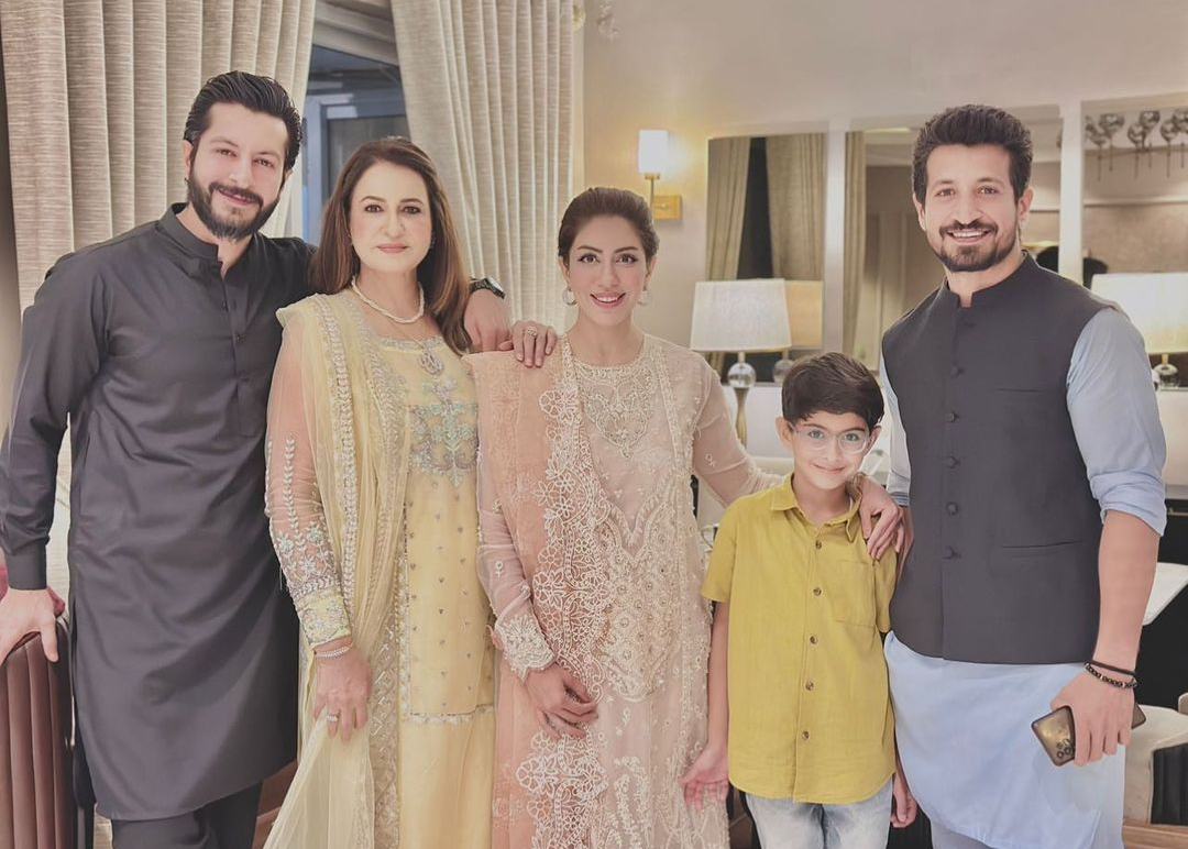Saba Faisal Shares Beautiful Family Pictures From Eid | Reviewit.pk