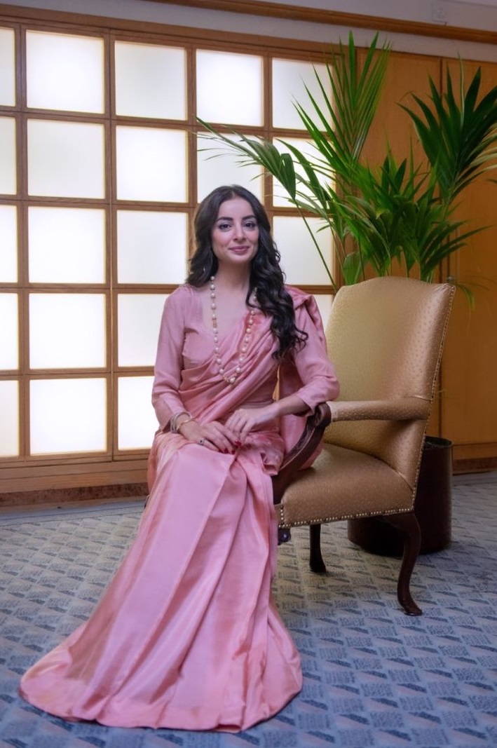 Sarwat Gilani Looks Chic On Her London Trip | Reviewit.pk