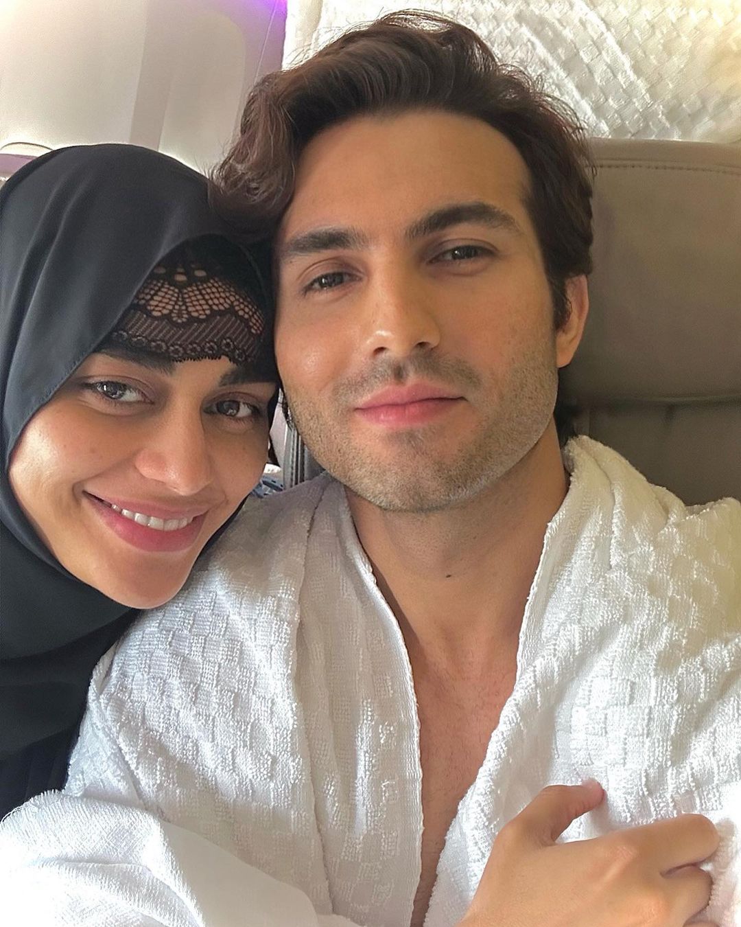 Shahroz Sabzwari And Sadaf Kanwal Perform Umrah | Reviewit.pk