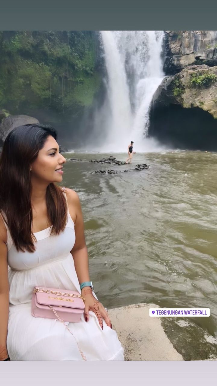 Sunita Marshall And Hassan Ahmed Visit Waterfall In Bali | Reviewit.pk