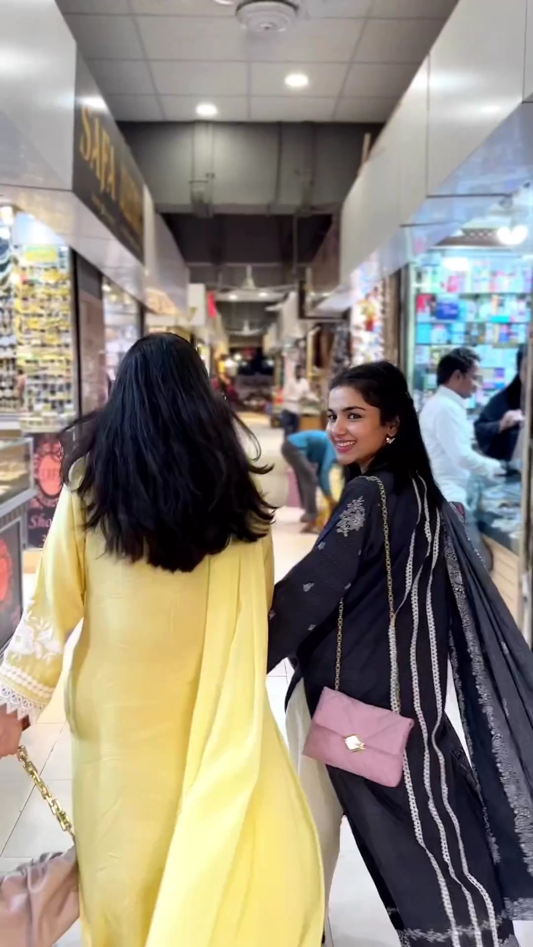 Syeda Tuba Anwar Prepares For Eid | Reviewit.pk