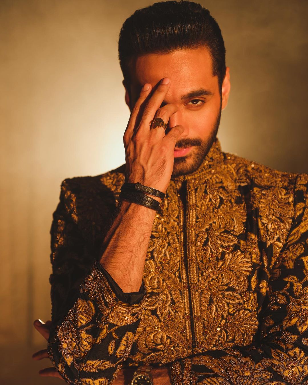 Wahaj Ali's Beautiful Pictures With Wife And Daughter | Reviewit.pk