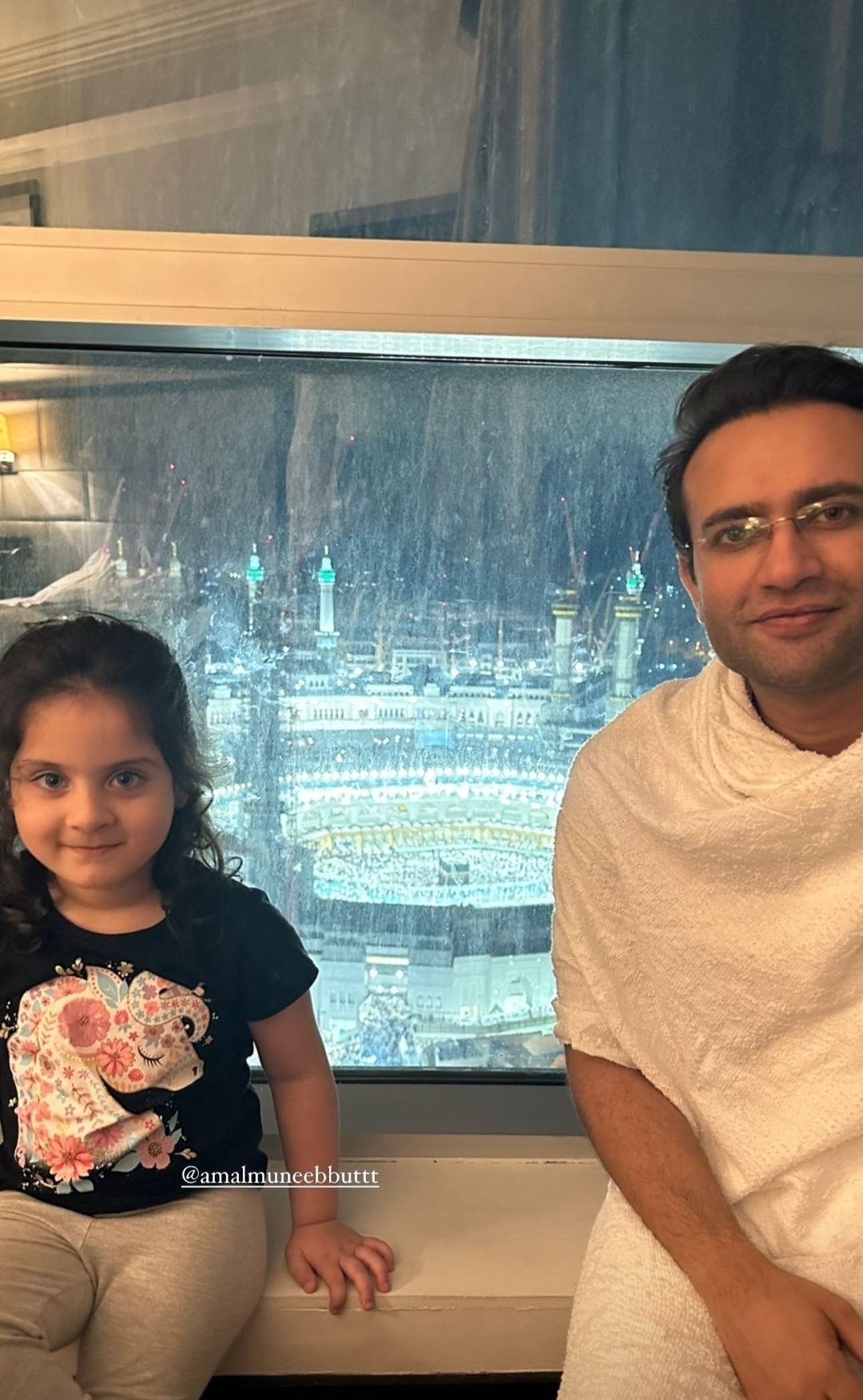 Aiman Khan and Muneeb Butt Umrah Journey New Pictures | Reviewit.pk