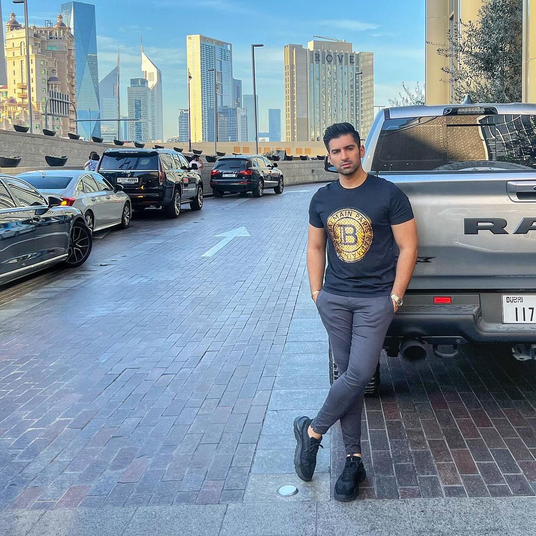 Aiman Khan New Adorable Family Pictures from Dubai | Reviewit.pk