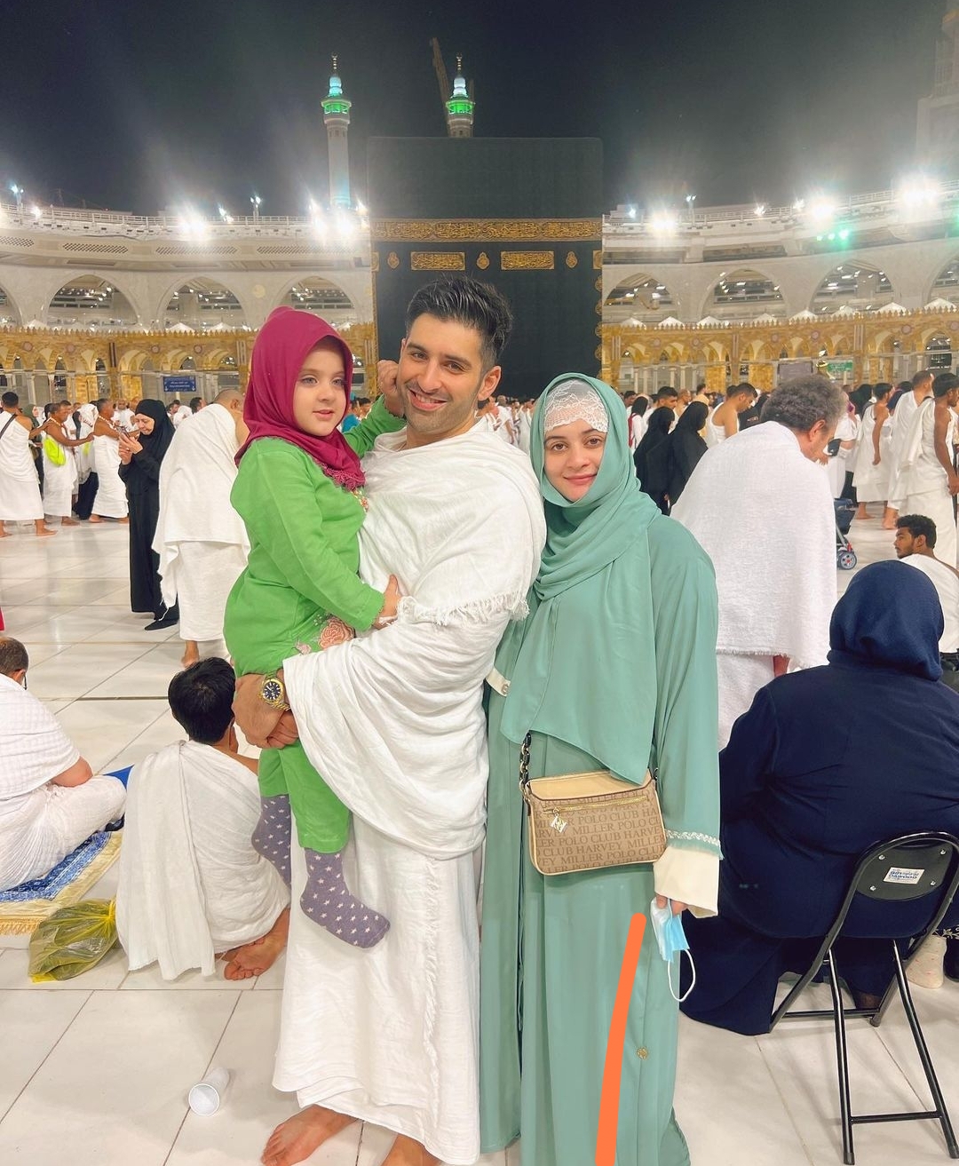 Aiman Khan & Muneeb Butt New Clicks From Makkah After Umrah | Reviewit.pk