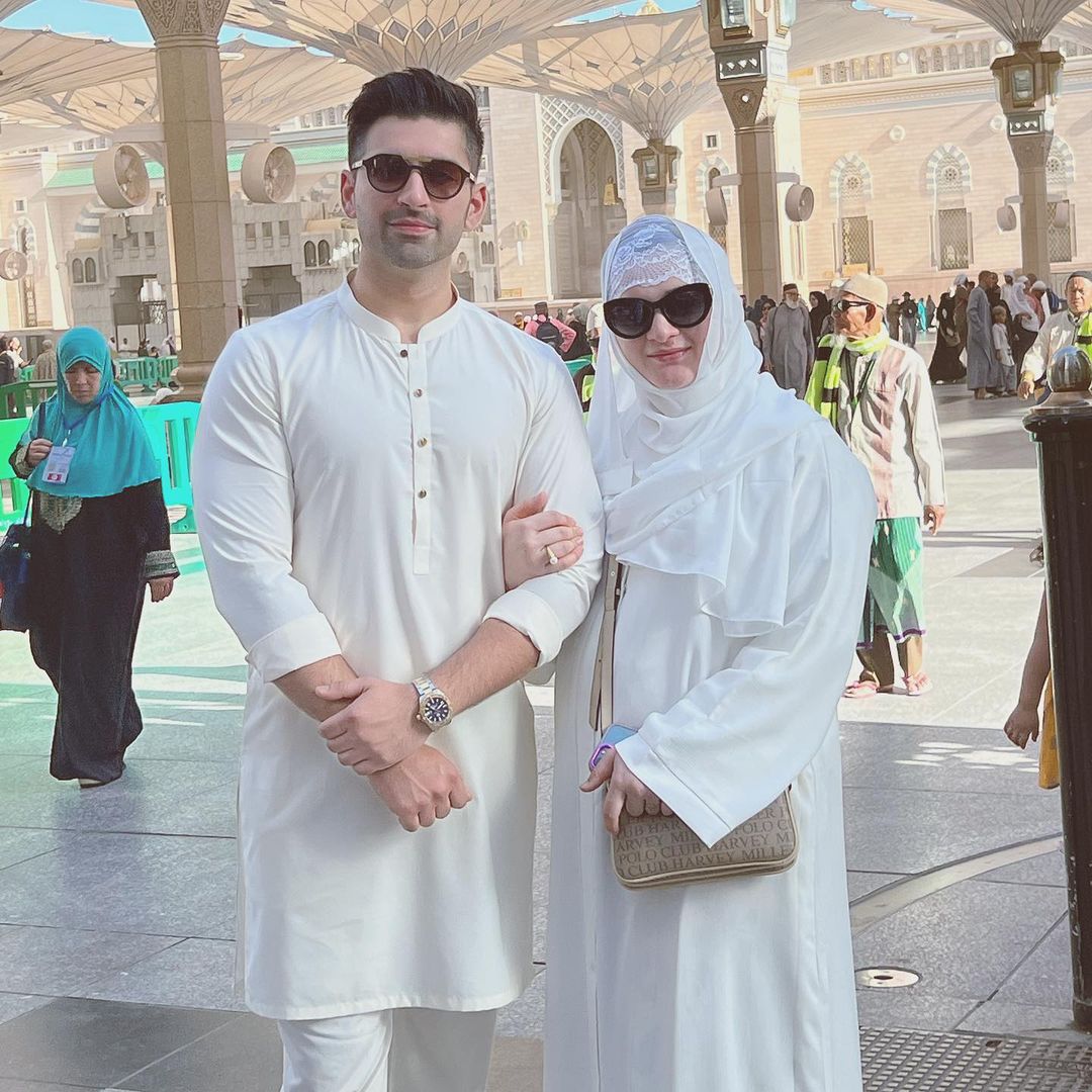 Aiman Khan & Muneeb Butt New Clicks From Makkah After Umrah | Reviewit.pk