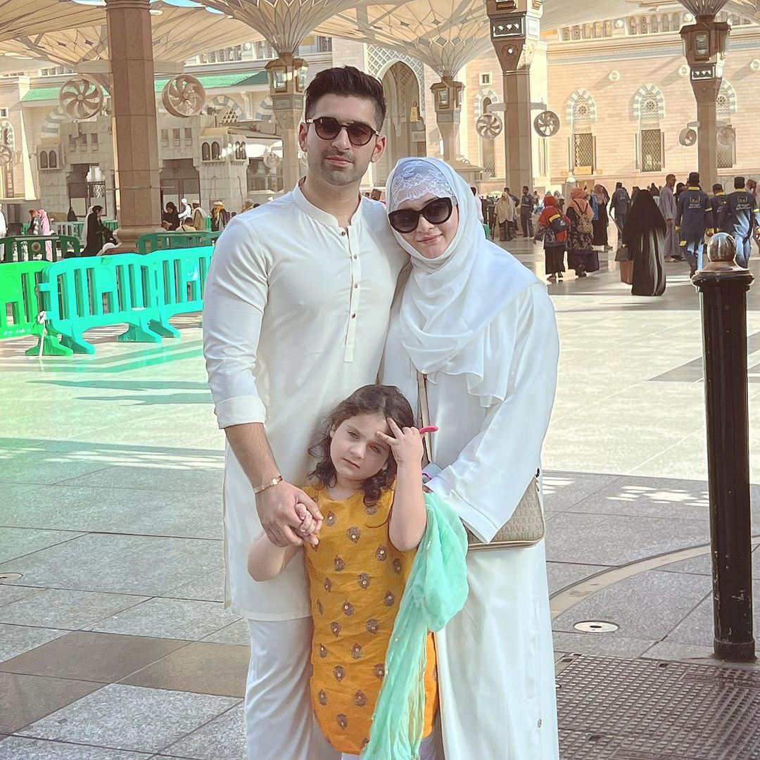 Aiman Khan and Muneeb Butt Pictures From Masjid E Nabwi | Reviewit.pk