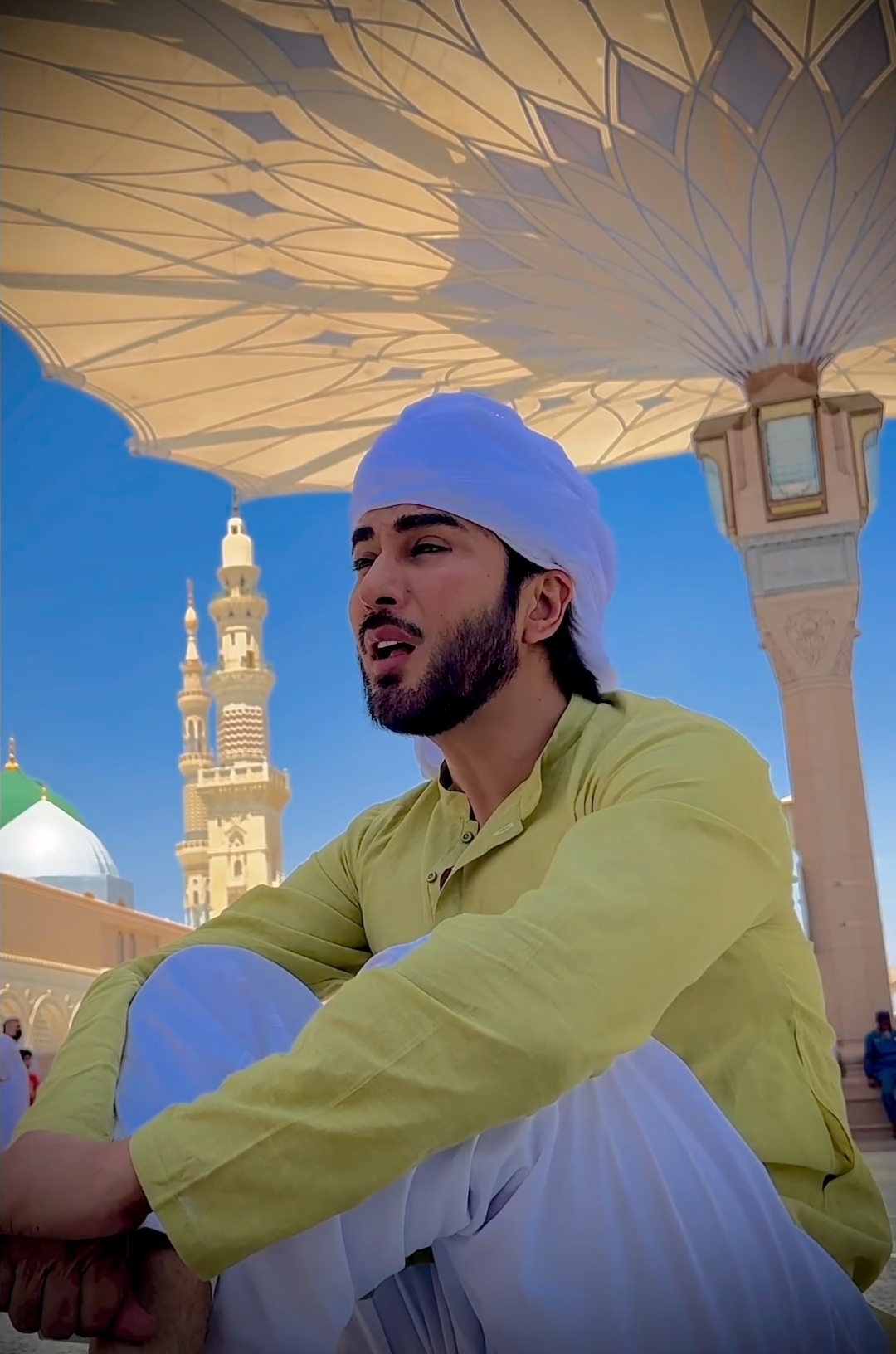 Imran Abbas Recites Beautiful Naat In Masjid E Nabwi - Video | Reviewit.pk