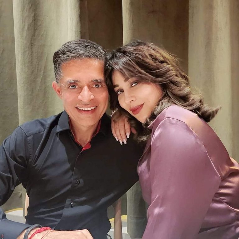 Gorgeous Komal Rizvi New Pictures With Husband | Reviewit.pk