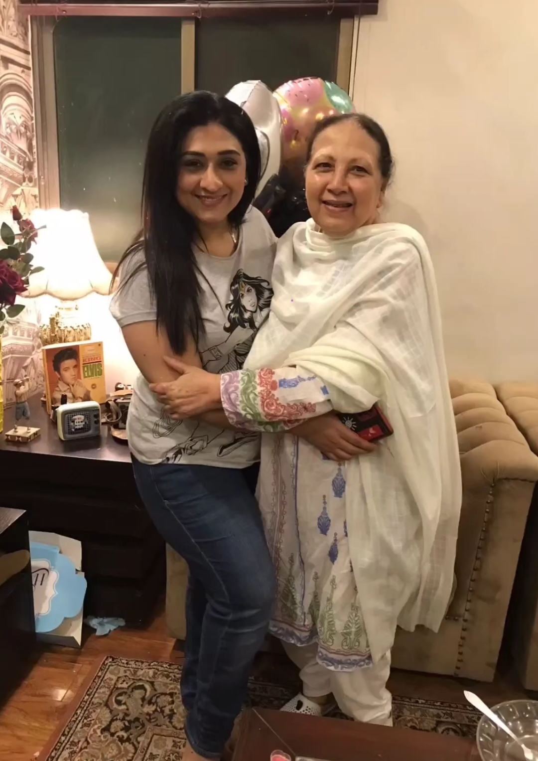 Madiha Rizvi Celebrates 40th Birthday With Family | Reviewit.pk