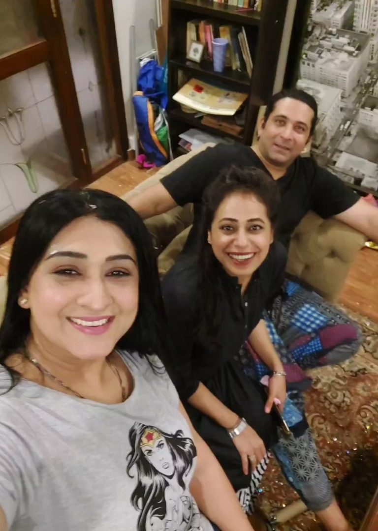 Madiha Rizvi Celebrates 40th Birthday With Family | Reviewit.pk