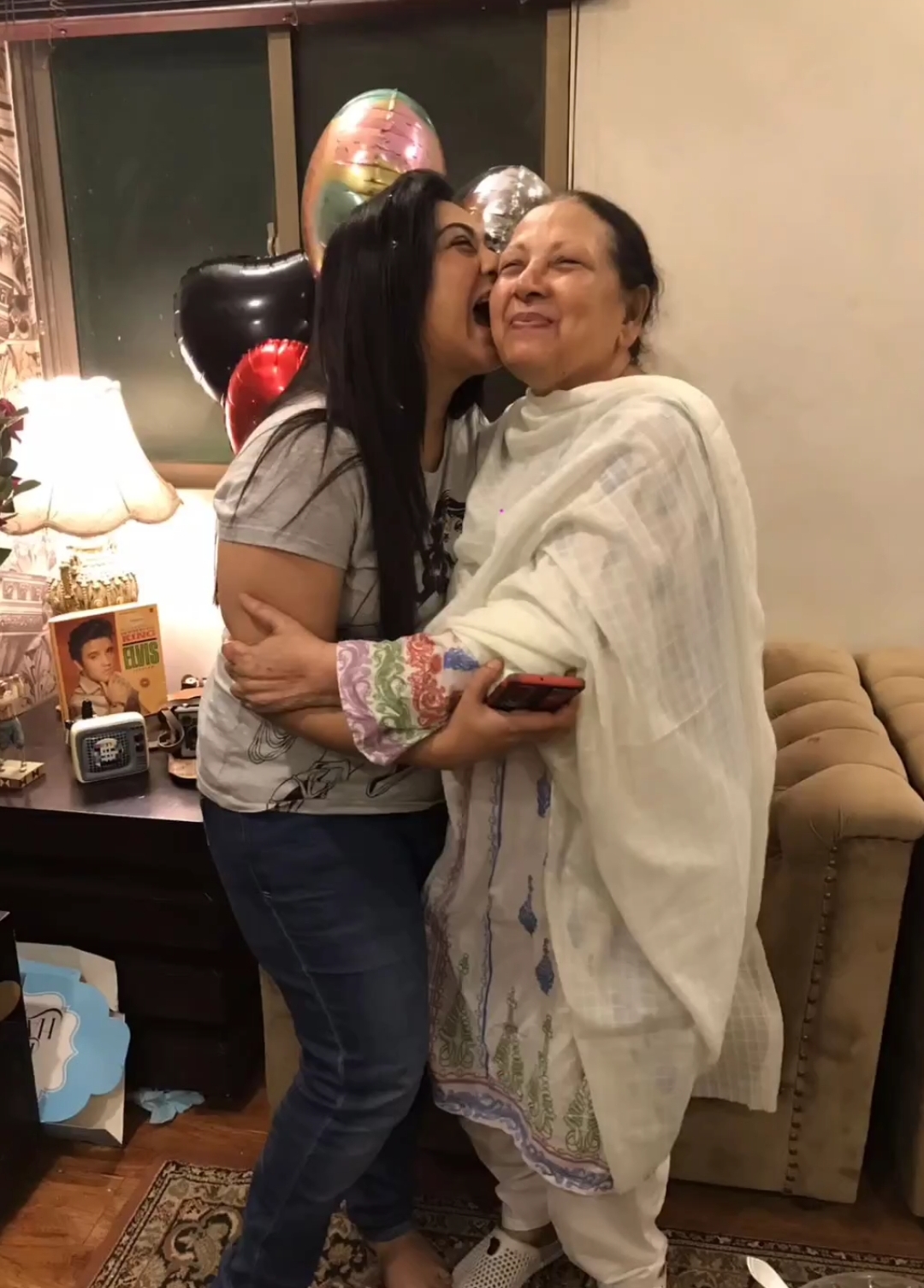 Madiha Rizvi Celebrates 40th Birthday With Family | Reviewit.pk
