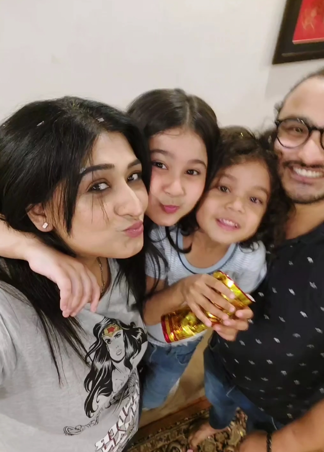 Madiha Rizvi Celebrates 40th Birthday With Family | Reviewit.pk