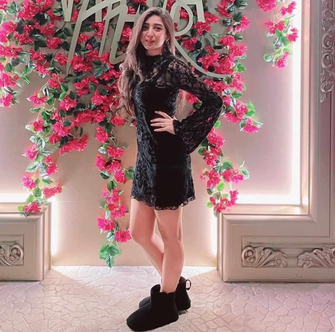 Mariyam Nafees Pictures with Husband and Friends | Reviewit.pk