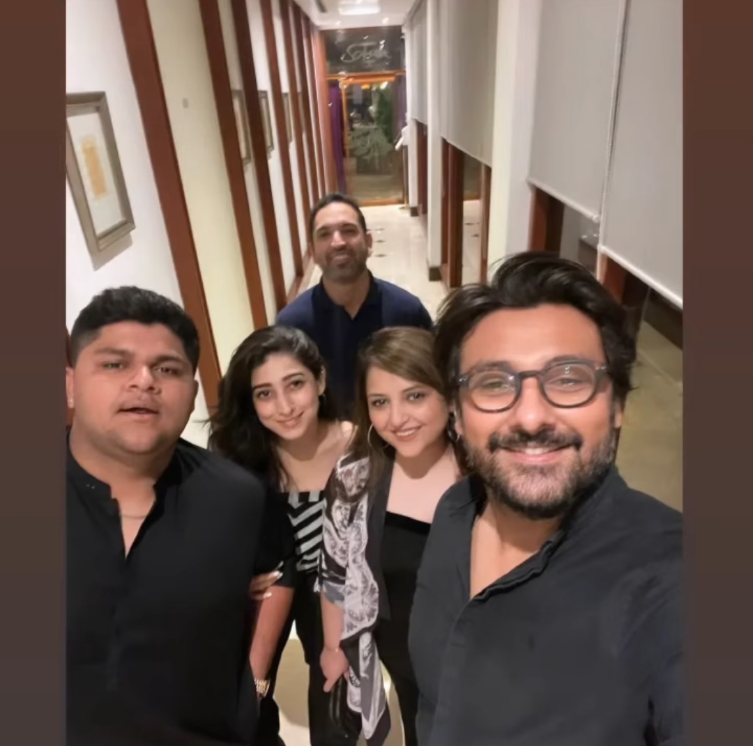 Mariyam Nafees Pictures with Husband and Friends | Reviewit.pk