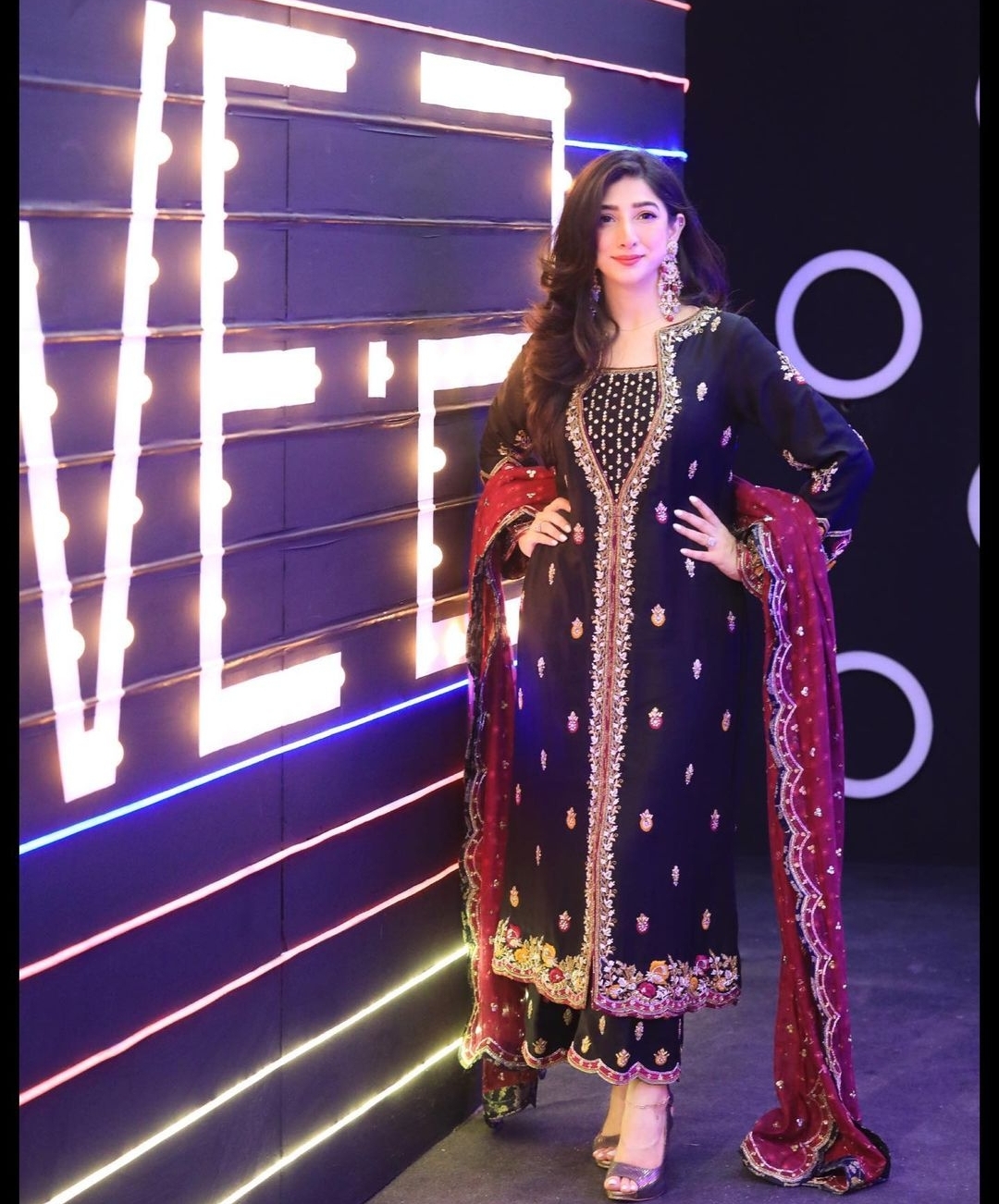 Mariyam Nafees Pictures with Husband and Friends | Reviewit.pk