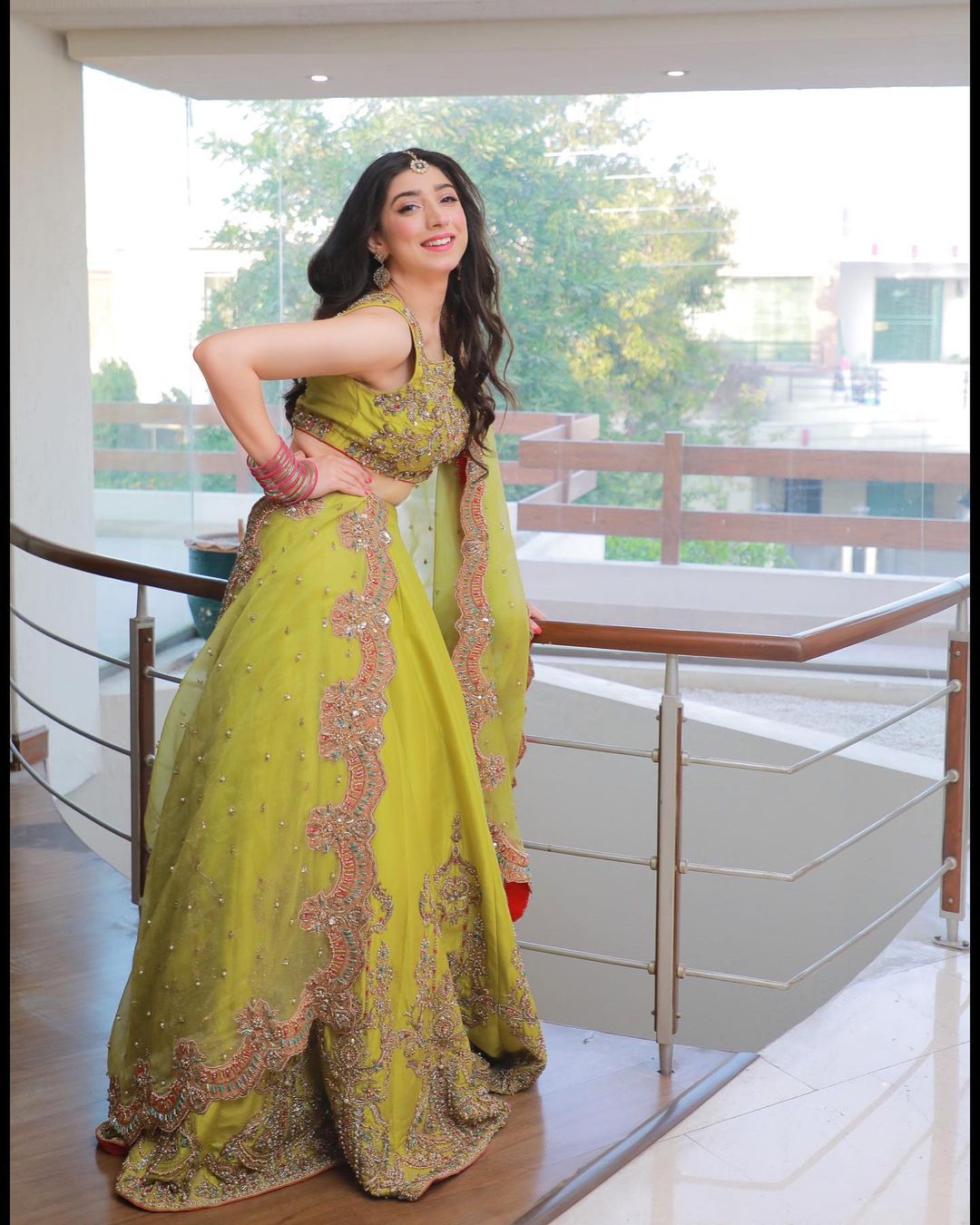 Mariyam Nafees Pictures with Husband and Friends | Reviewit.pk