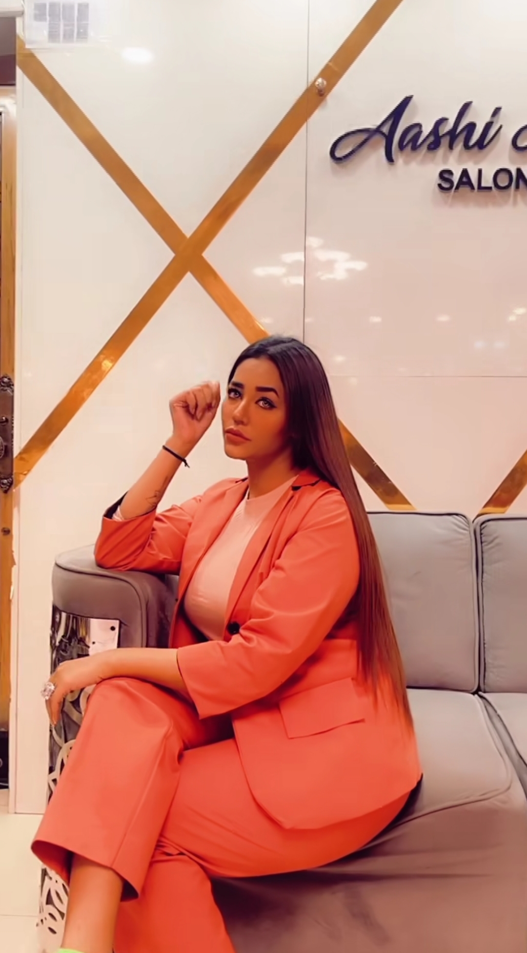 Mathira’s Sister Rose Shares Beautiful Pictures in Western Dresses ...