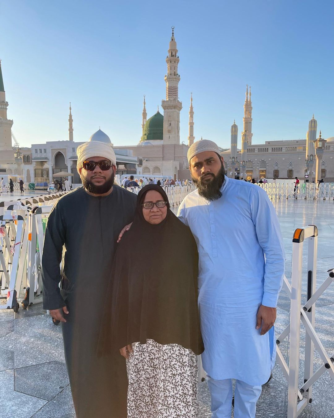 Beautiful Pictures From Nadir Ali's Umrah Journey With Family | Reviewit.pk