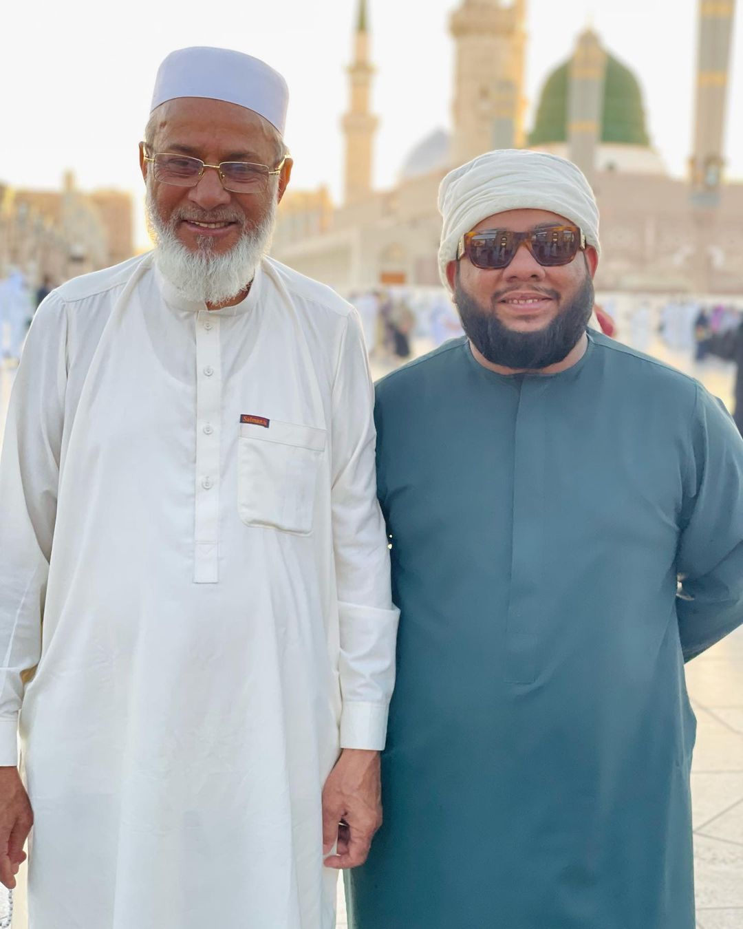Beautiful Pictures From Nadir Ali's Umrah Journey With Family | Reviewit.pk