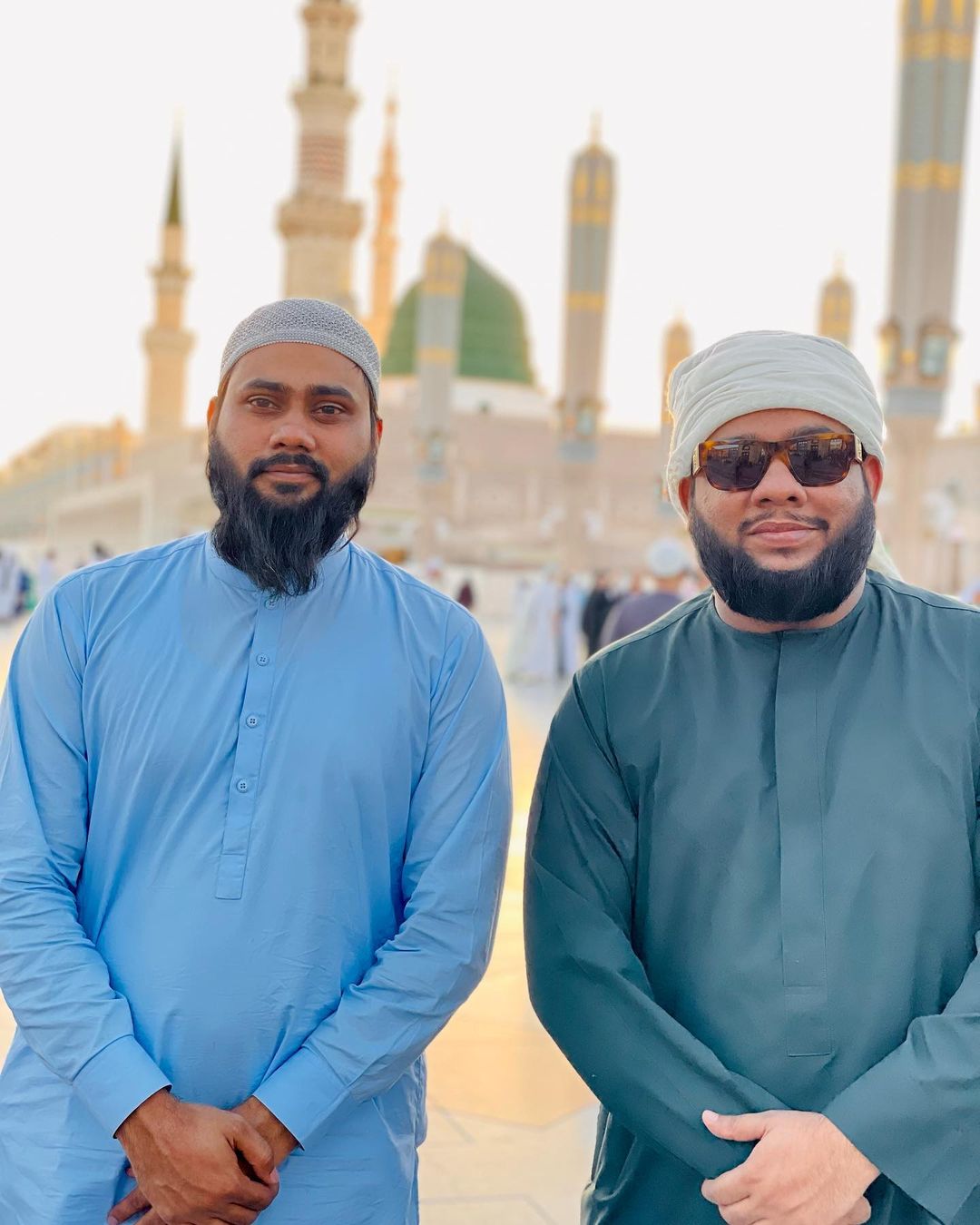 Beautiful Pictures From Nadir Ali's Umrah Journey With Family | Reviewit.pk