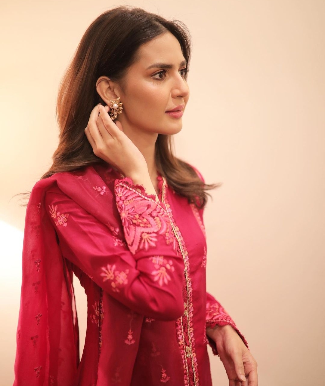 Mixed Public Reaction On Madiha Imam's Foreigner Husband Moji Basar | Reviewit.pk