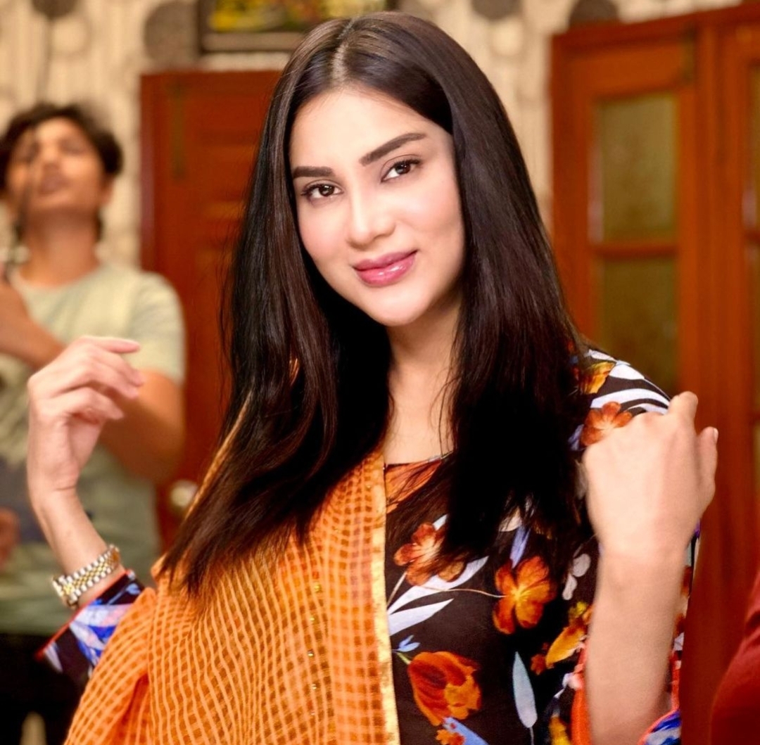 Fiza Ali Requests Prayers For Her Ailing Elder Sister | Reviewit.pk